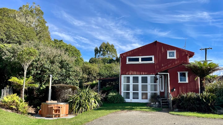 The Barn @ Wood Pigeon Lodge With Hot Tub - Ōwhango
