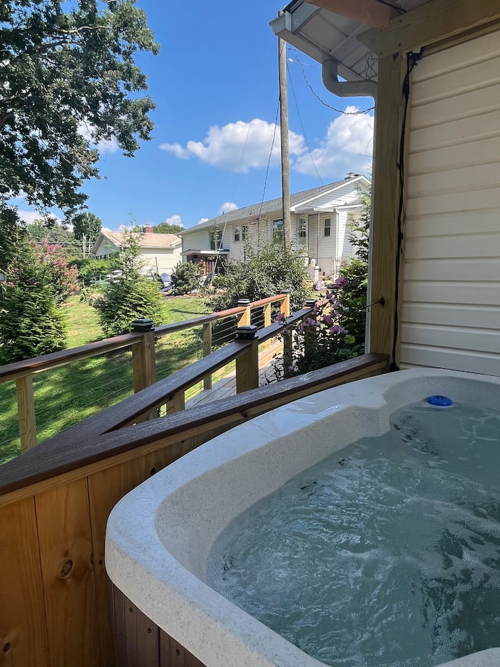 *2 Kings* Hot Tub* Game Room* 5 Miles To Downtown - Asheville, NC