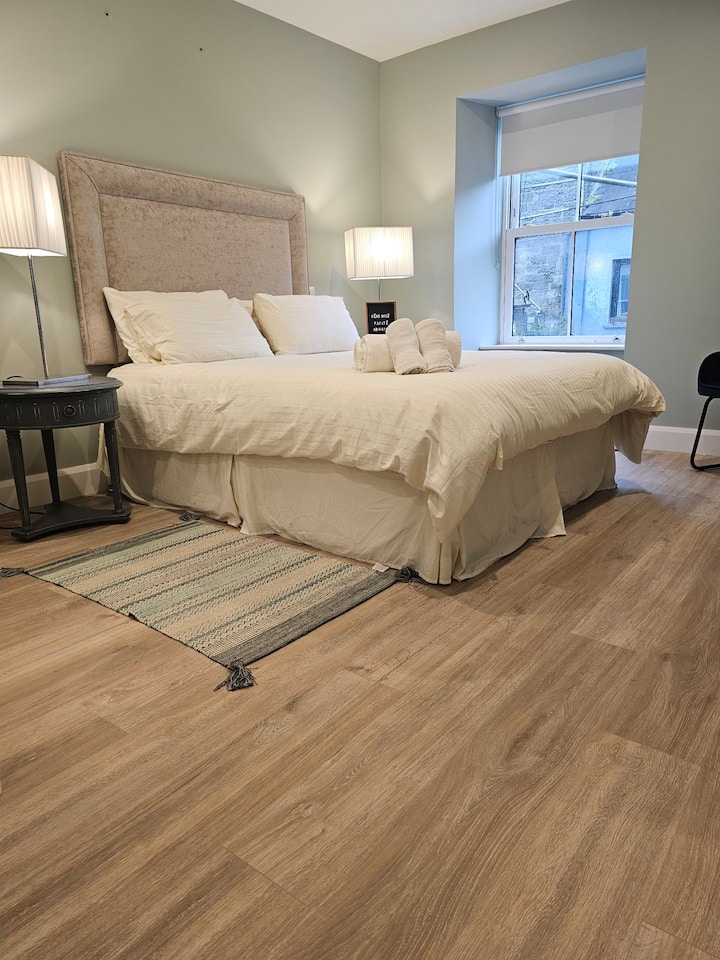 2 The West Townhouse Premier Location - Galway