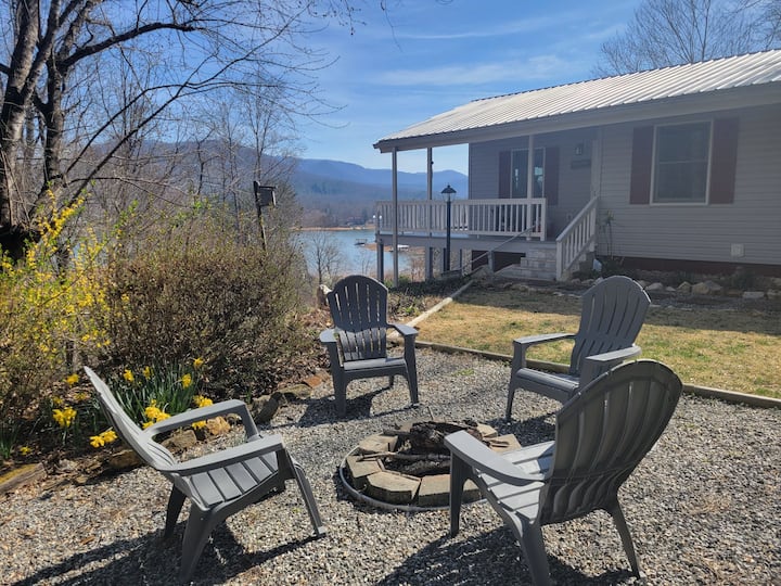 Cozy Cottage With Stunning Lake & Mountain Views - Hiawassee, GA