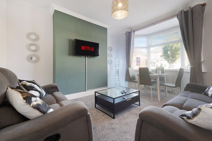 Darlington Central 4br W/ Parking & Free Wifi - Darlington