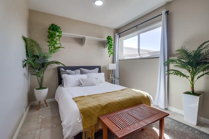 Great Location! Cozy Studio! - San Diego, CA