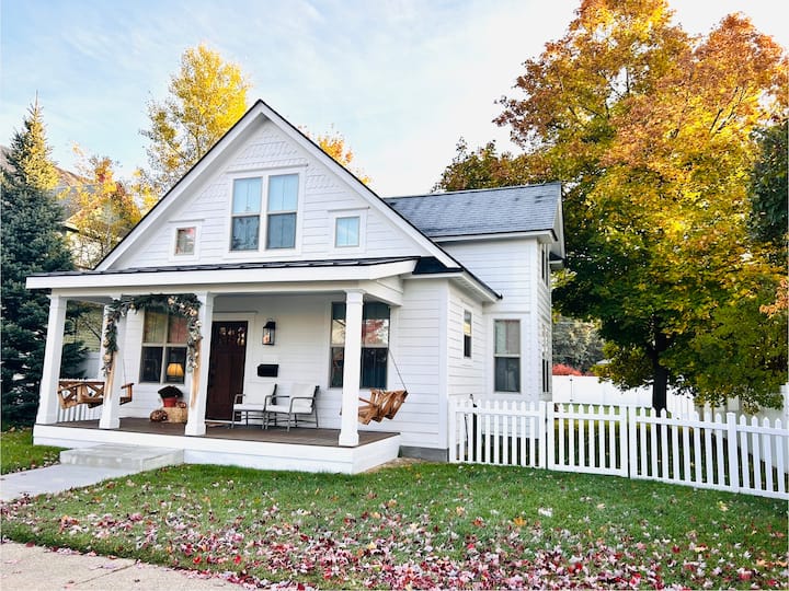 Northern Charm Unparalleled Beauty, Spacious, Cozy - Kalispell, MT