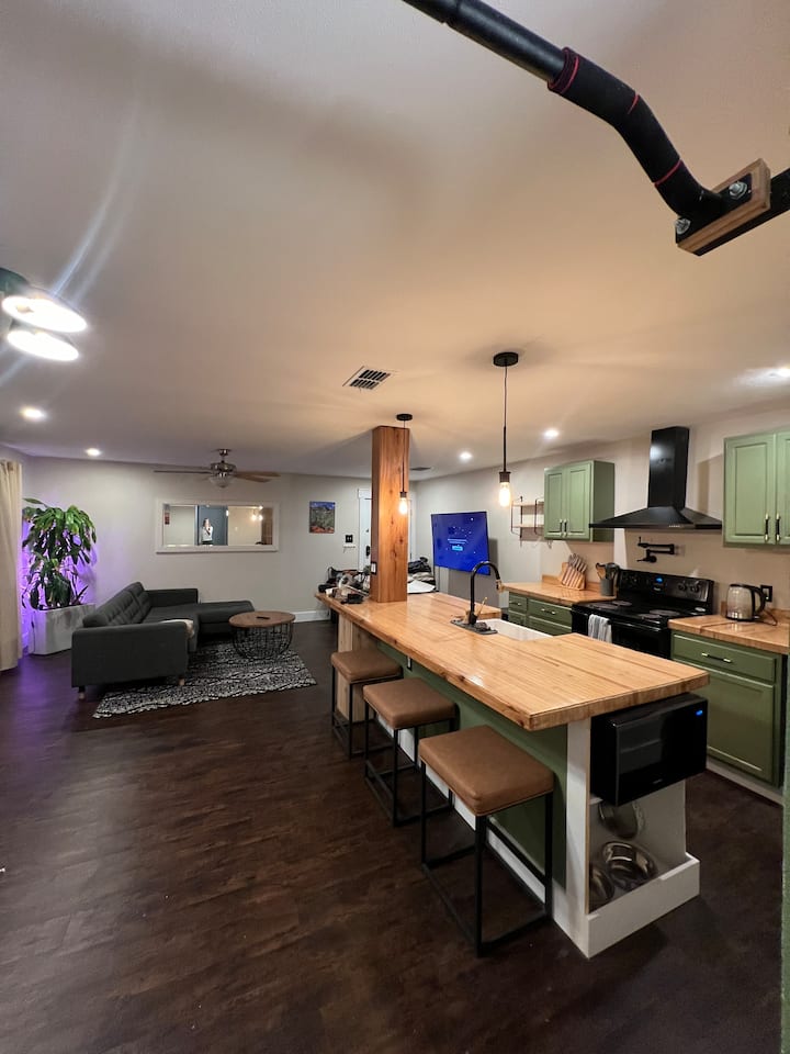 Charming Dog Friendly Condo!
Minutes From Ladybird - オースティン, TX