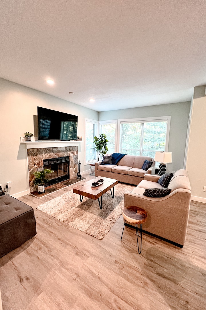 Newly Reno'd, Ski In/out,  2b/2b, Free Parking, Ht - Whistler