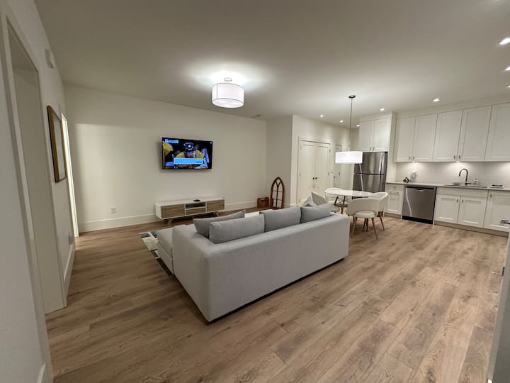 New 2 Bdrm Quiet Neighbourhood - North Vancouver