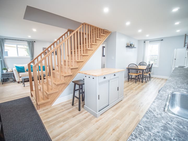 Entire Cottage On Queen (3 Min Beach) - Kincardine