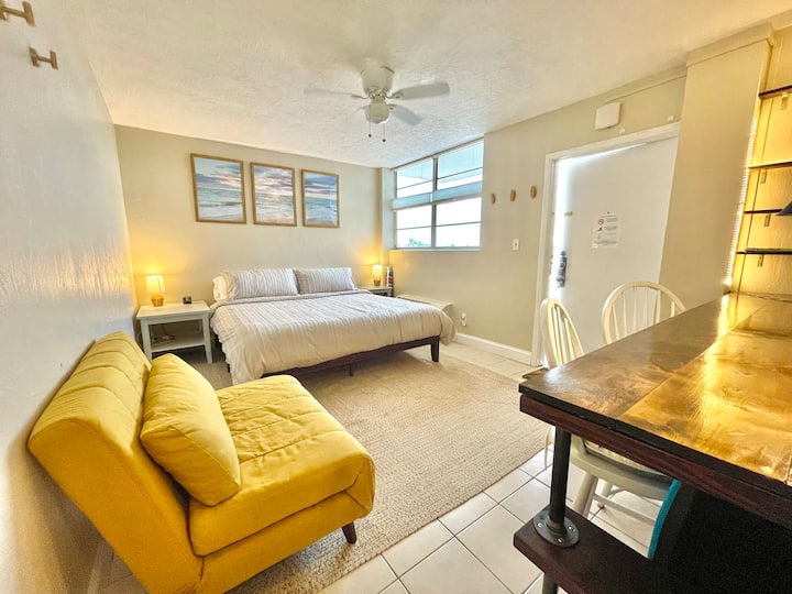 Sunset Studio Daytona Beachfront - Steps To Ocean! - Daytona Beach, FL