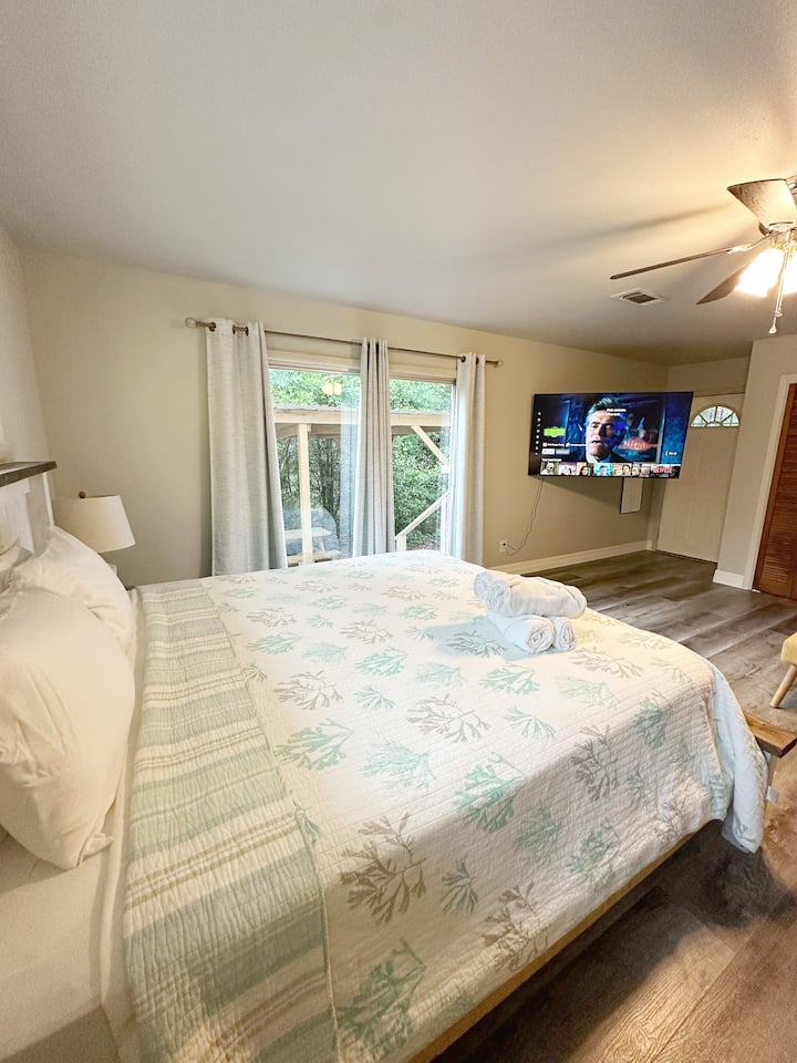 Guest Suite California King Bed | Fast Wi-fi - Pensacola, FL