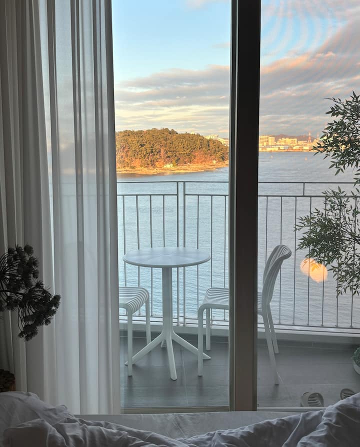 매일바다 Islet In 영종도 구읍뱃터 봄바다 공항근처 침대 앞 바다 커플데이트 섬뷰 - South Korea