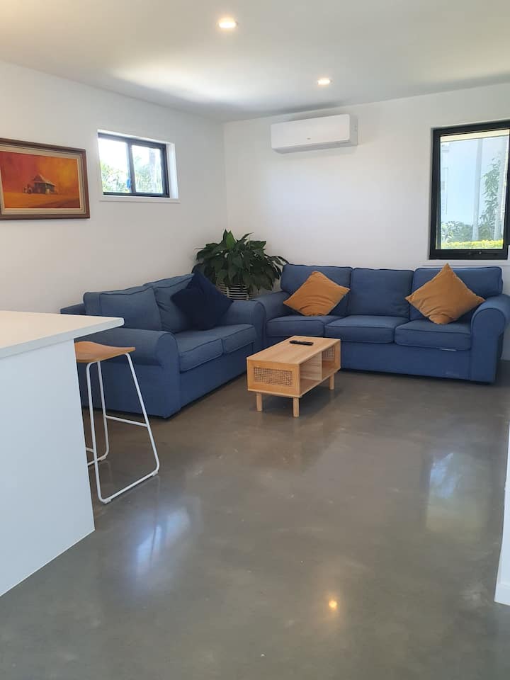 Tropical "Gem" With Lux Features 
Pet Friendly - Broadbeach