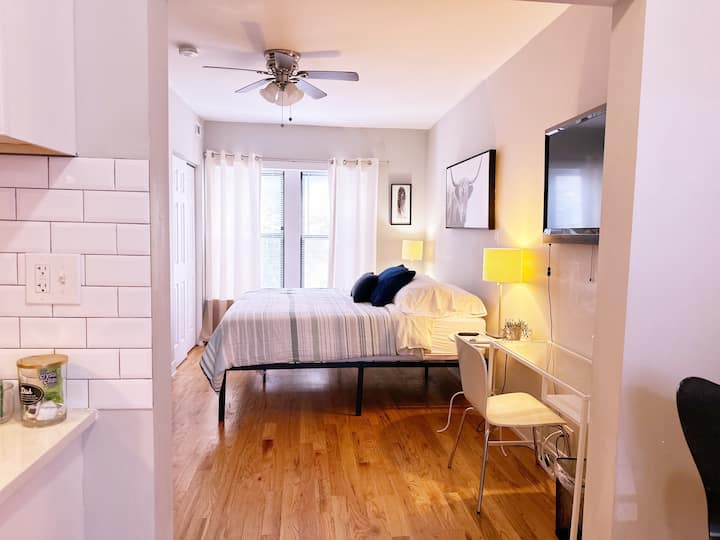 Apartment Close To Wrigleyfield & Boystown - Chicago, IL