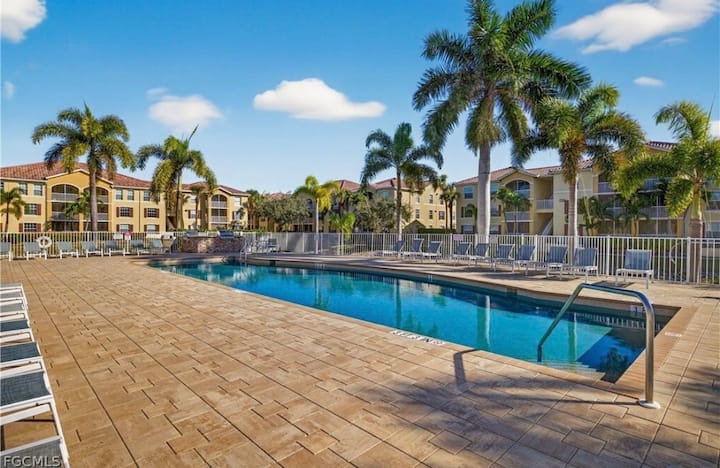 Peaceful Ground Floor Condo With Pool - Fort Myers