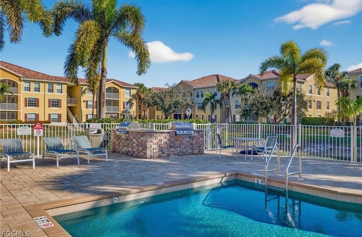 Peaceful Ground Floor Condo With Pool - Fort Myers