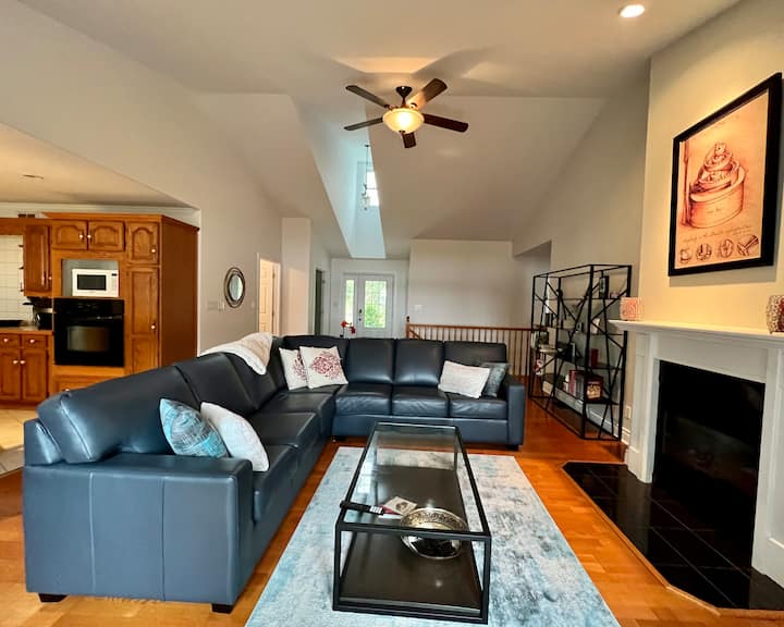 Entire Home On Private 7 Acres Stunning Lakefront - Prince Edward