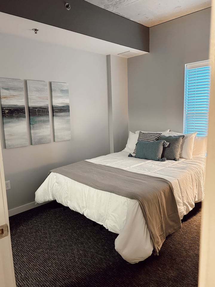 Chic City Apt W/ Parking &Canal View Roofdeck - Indiana