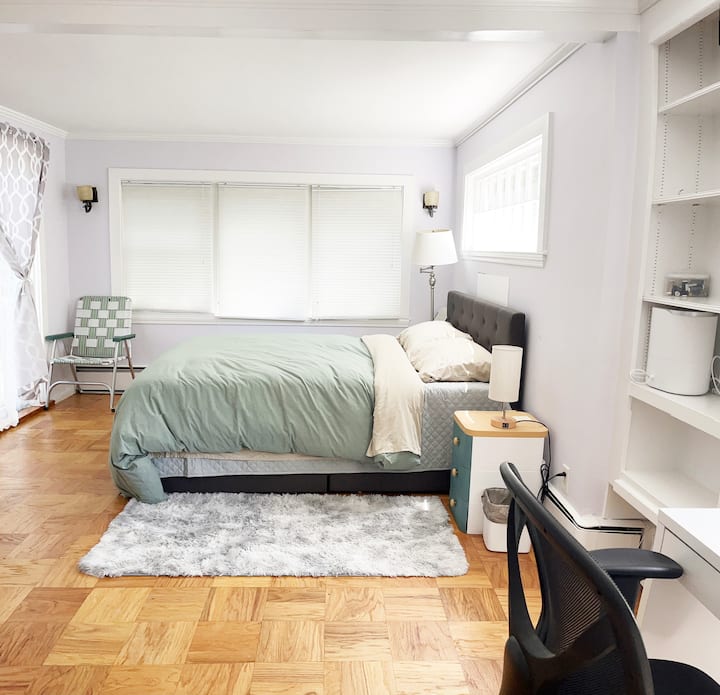 Queen • Pet Friendly • Big Yard • 6 Parking Spots - Concord, MA