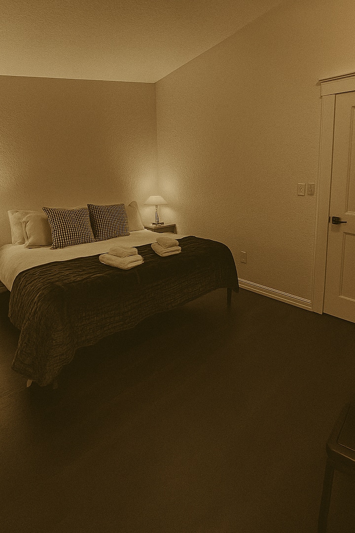 Historic Hill Ave Private Balcony Guest Suite - Fayetteville, AR