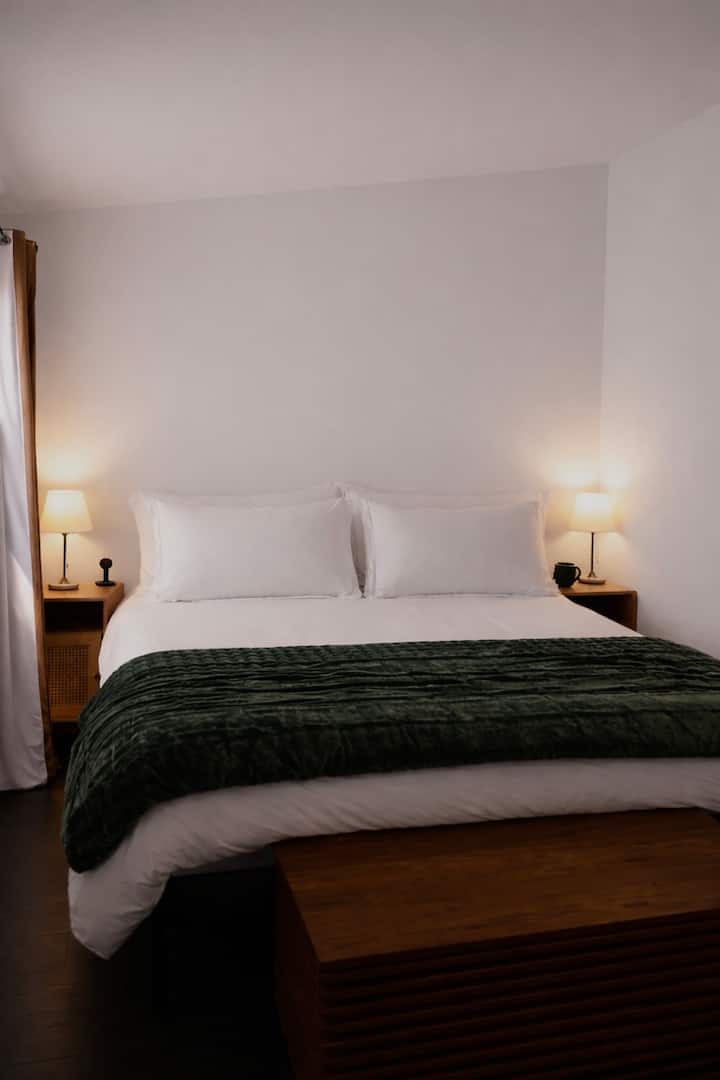Faye Social House Private Balcony Suite - Tesla - Fayetteville, AR