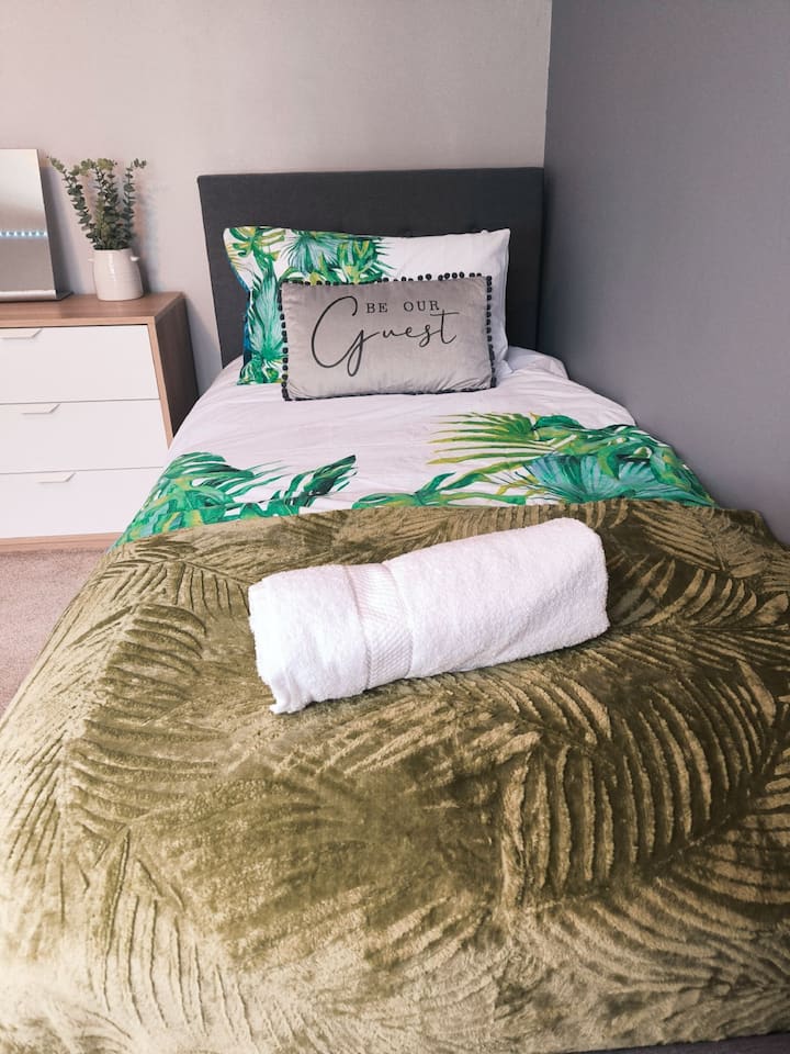 Southend |2-houses |7-bedrooms In Total |Sleeps 12 - Southend-on-Sea