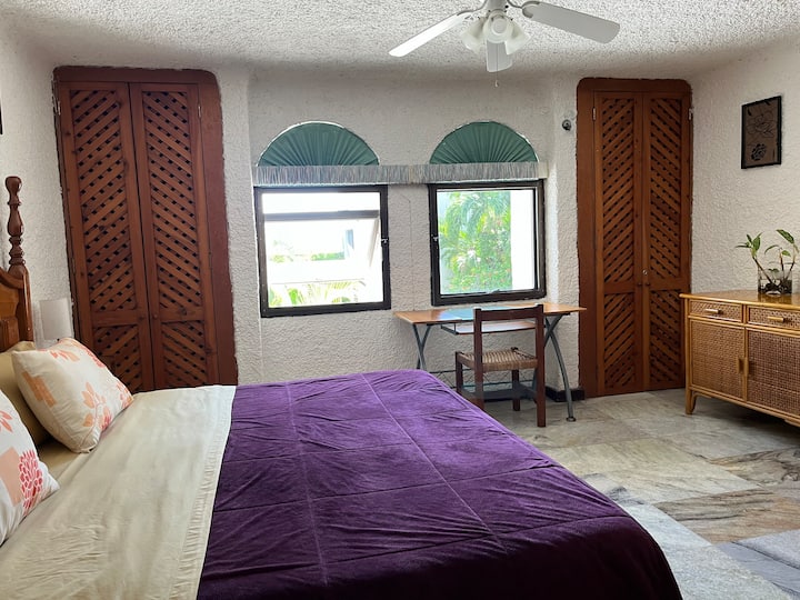 Large Bedroom View & Bathroom - Cancún