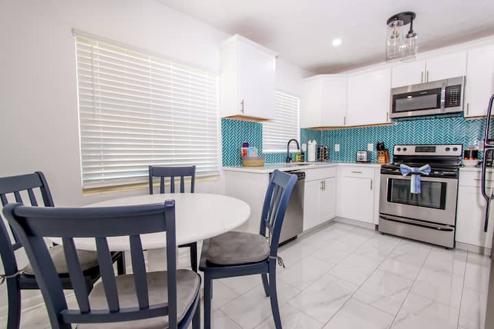 Walk To Downtown! Two Comfortable King Size Beds! - New Port Richey, FL