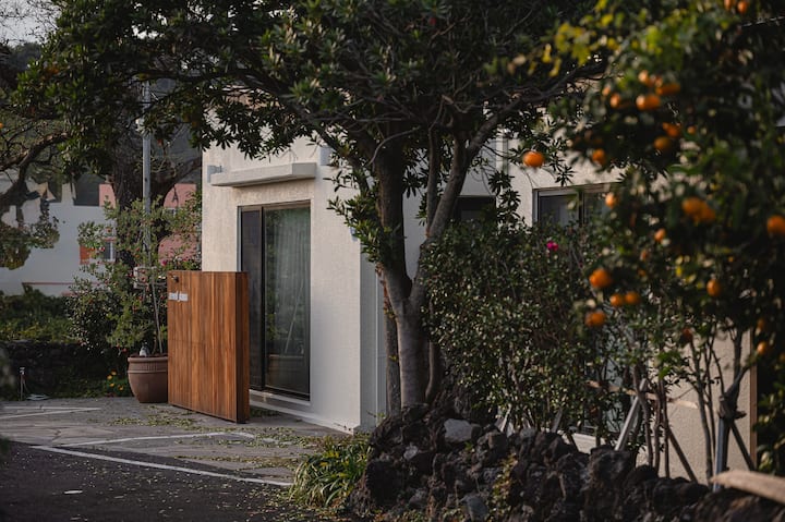 애월담아 빌레_ 애월독채펜션_flower Garden&잔디 마당 With Mini Pool - Jeju-do
