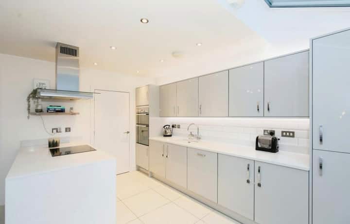 4 Bedroom House In Awesome Village! - Knutsford