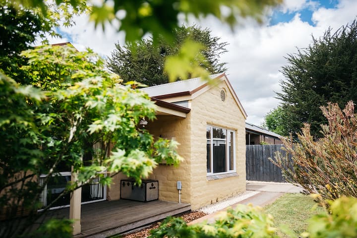 Stylish Home In The Heart Of Woodend - Gisborne, Australia