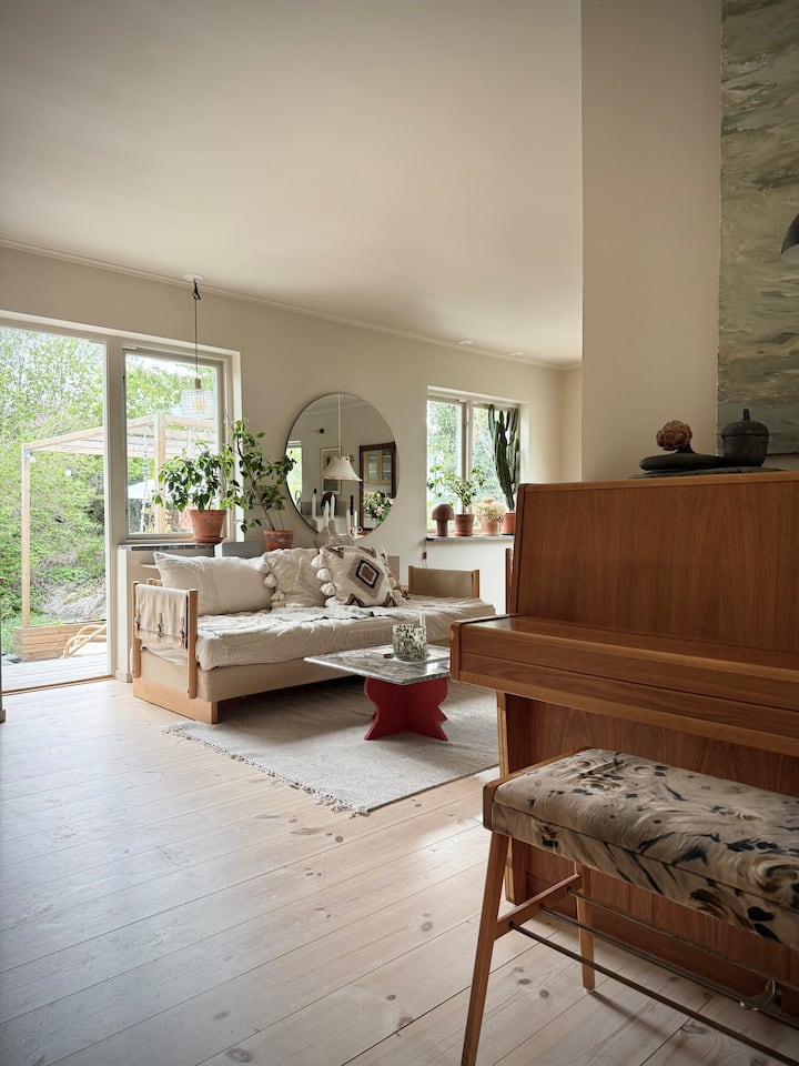 Nyrenoverat Hus I Soligt Läge. - Stockholm