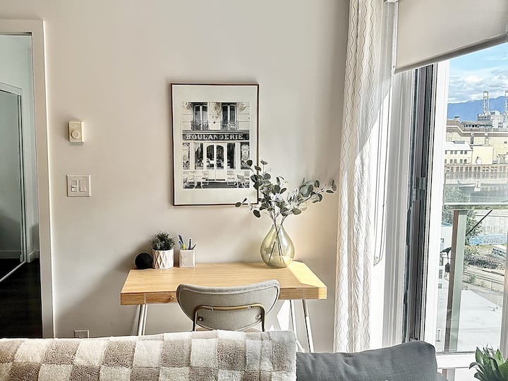 Curated, Urban Retreat Close To Downtown + View! - North Vancouver