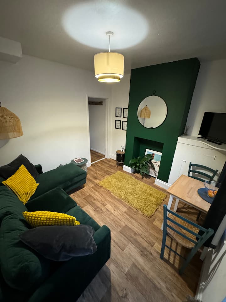Small, Compact And Cosy 2 Bed Cottage - Exeter Airport (EXT)
