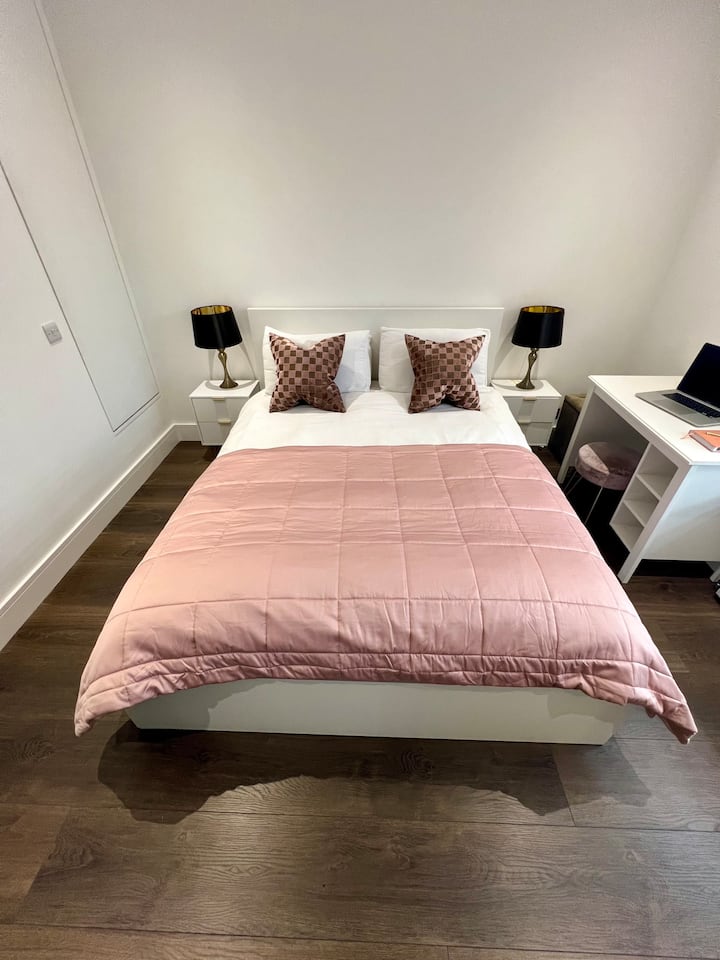 Tranquil Room In A Luxurious House - Watford
