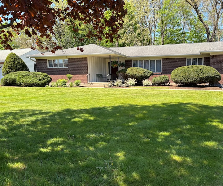 Walk To Track / Downtown 
5th Avenue Saratoga Home - Saratoga Springs, NY