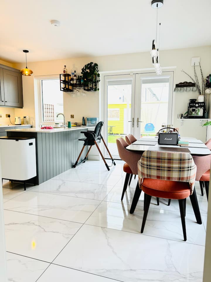 Room With Private Bathroom And Super King Bed - Greystones