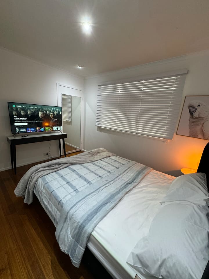 Queen Bed Room Full Facilities And Furnitures - Dandenong