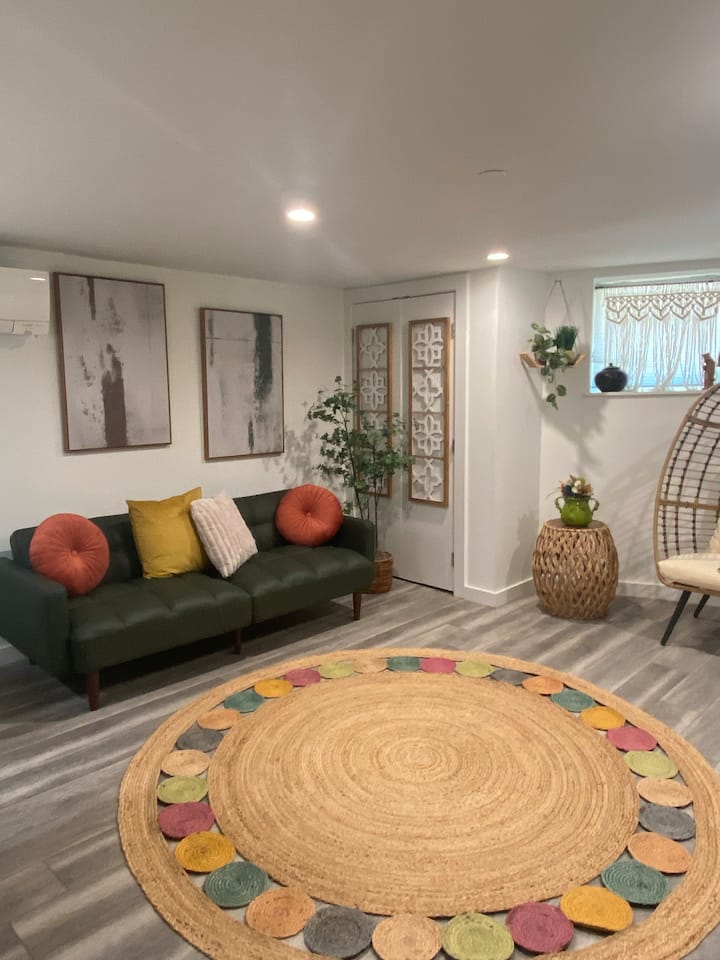 The Hidden Gem - Modern Eclectic City Apartment - Parkville, MD