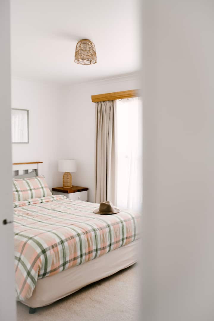 Cosy Coastal Escape - Families / Couples - Binalong Bay