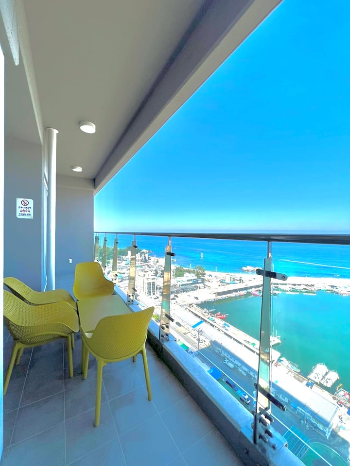 #강릉오션스테이
#고층 오션뷰
#4인
#침대 누워서 바다뷰.
일출 감상. - Gangneung-si