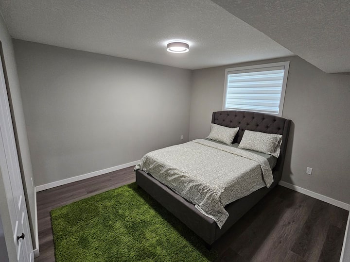 Cozy Walk-out 2-bedroom Retreat - Airdrie