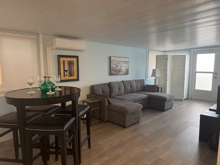 Cozy Unit Steps From Bridge St & Beach* - Bradenton Beach, FL