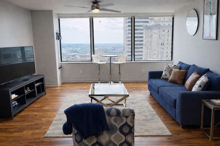 Downtown View, King Bed, Quiet, Free Parking, Pool - Dallas, TX