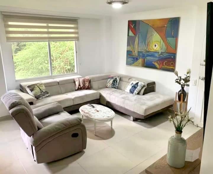 Amplio Apartamento En Poblado Cerca Al Aeropuerto - Medellín