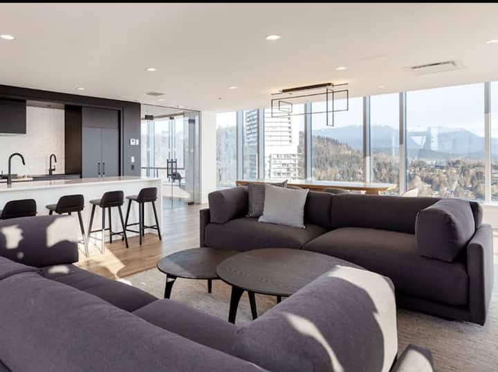 Breathtaking Views Apartment Near Skytrain - Burnaby