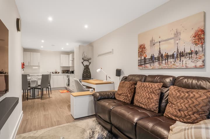 Contractor Ready Apt • Free Parking • Fast Wi-fi - Coventry