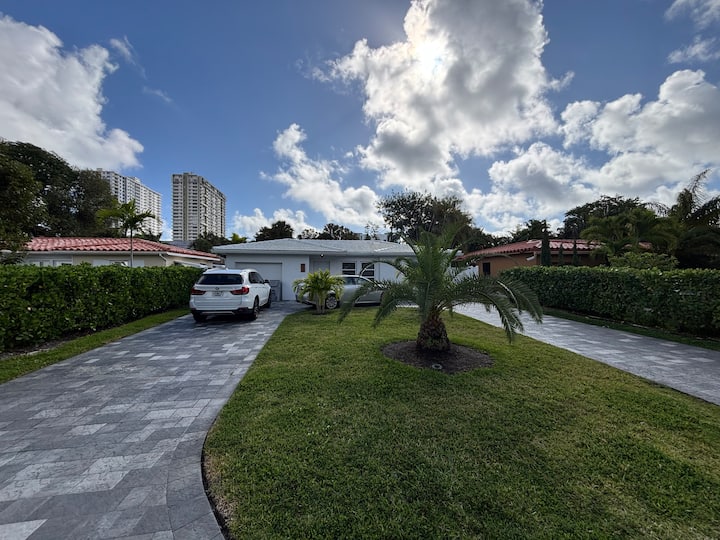 Homey Retreat W/backyard &Pool, Walkable To Beach - Broward County, FL