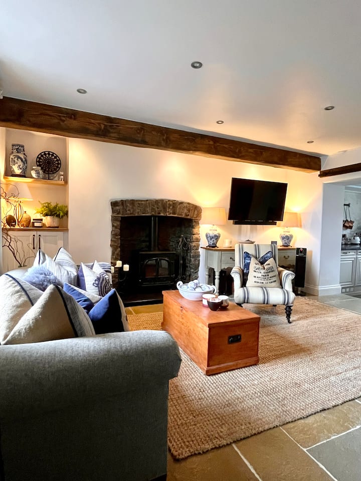 Traditional Cottage In Rural Setting Near Coast - Lampeter