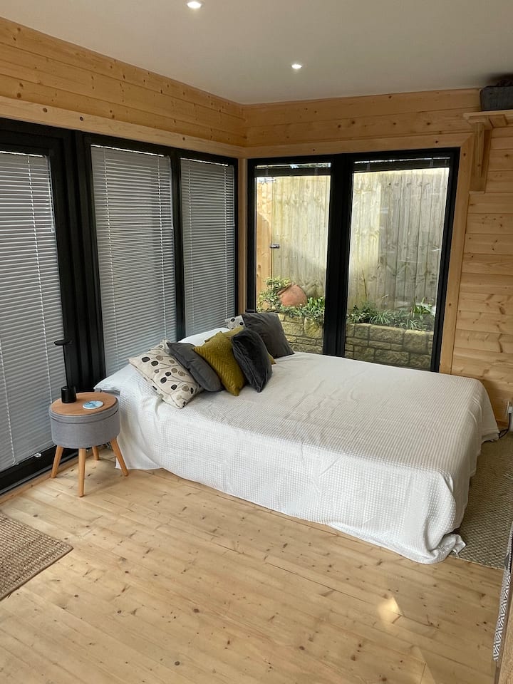 Light, Bright Studio Cabin - Frome
