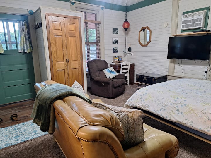 "The Depot" Tiny House - Historic Stay! - Great River Bluffs State Park, Winona