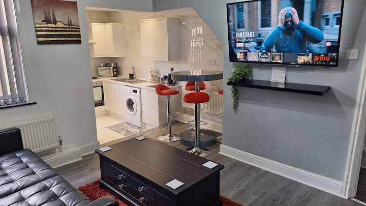 Family House (Sleeps 10) - Liverpool, UK